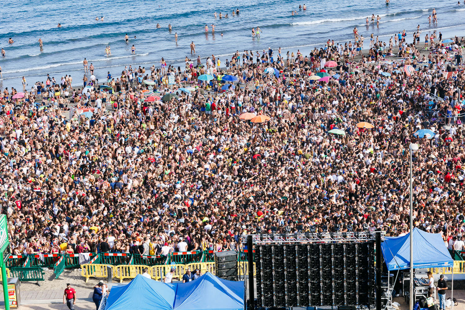 Casi 8 000 Personas Vibran En La Arena De Playa Del Inglés Con El
