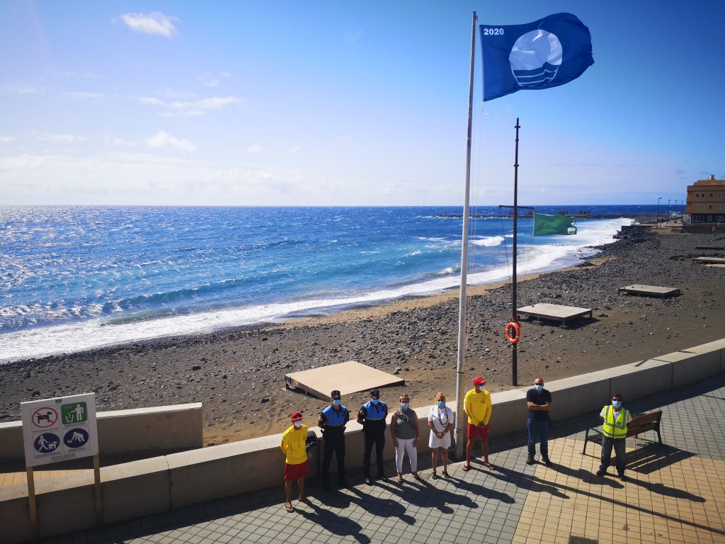 La bandera azul ya ondea en la playa del Burrero por tercer año ...