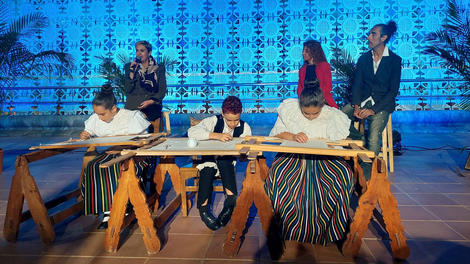 La alcaldesa y los artistas presentan la instalación escultórica Calado de Ingenio, que ya luce ...