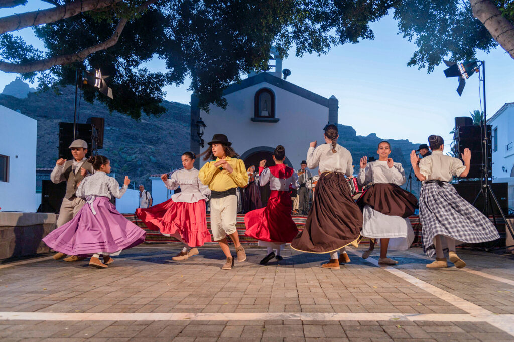 Música y baile tradicional en Mogán para celebrar el Día de Canarias - Digital Faro Canarias
