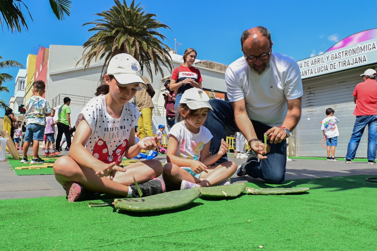Conciertos de Non Trubada y Guagua Band y niños y niñas jugando al ...