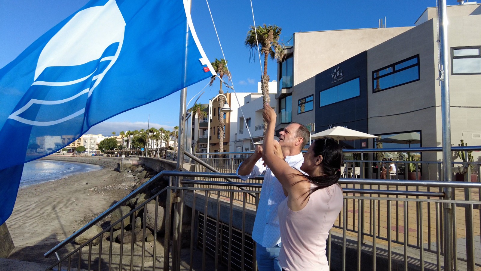 La bandera azul ya ondea en Playa de Arinaga. - Digital Faro Canarias