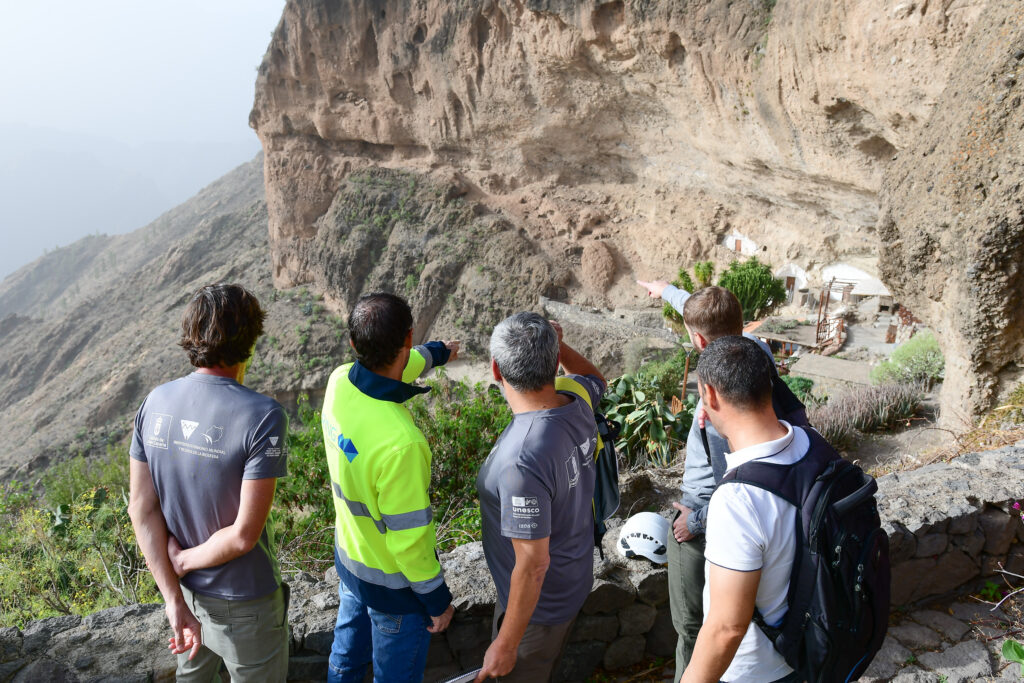 El Cabildo sanea el escarpe de la zona arqueológica de Acusa Seca para ...