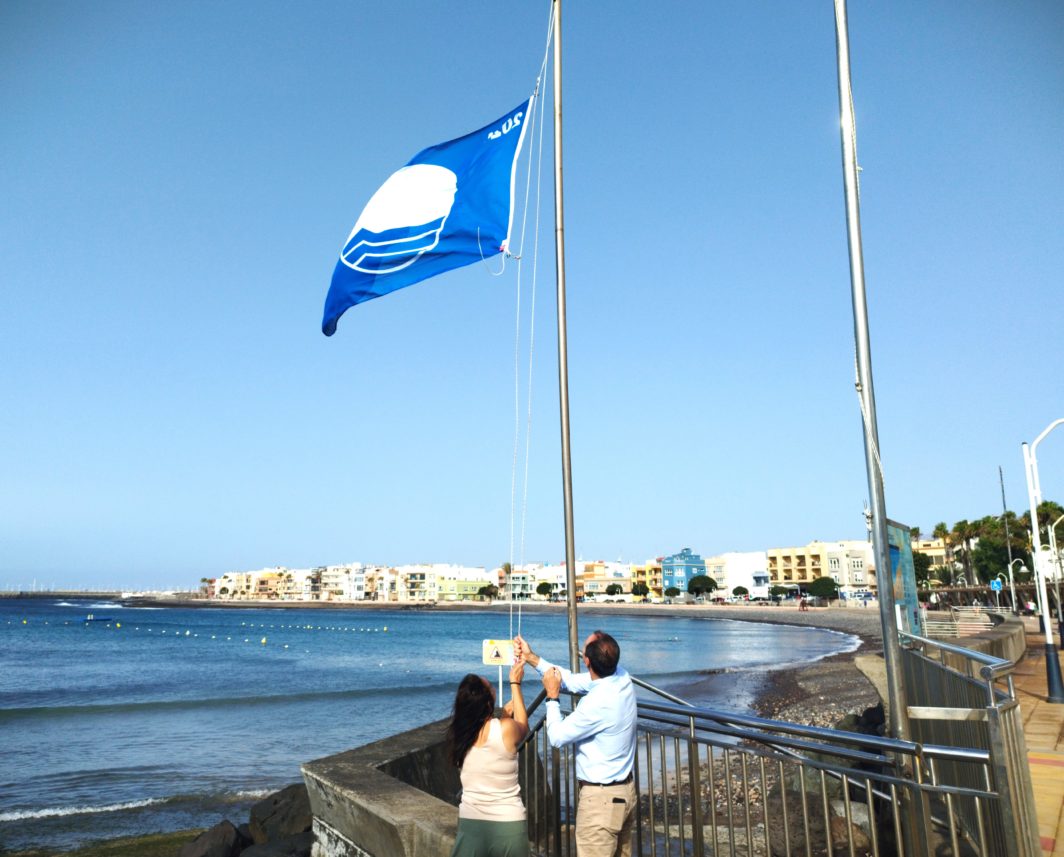 La bandera azul ondea en la playa de Arinaga por octavo año consecutivo ...